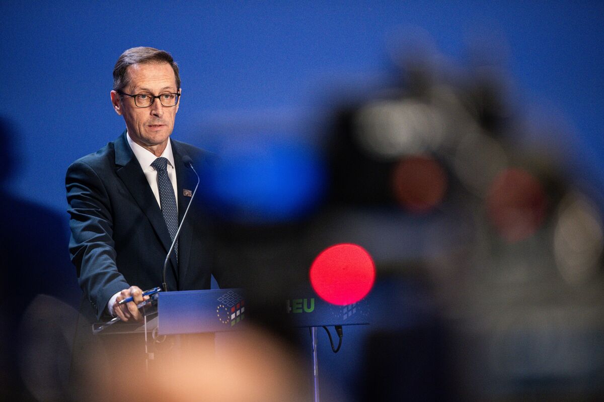 Hungary Holds Key Interest Rate With Focus Shifting to Varga’s Guidance ...
