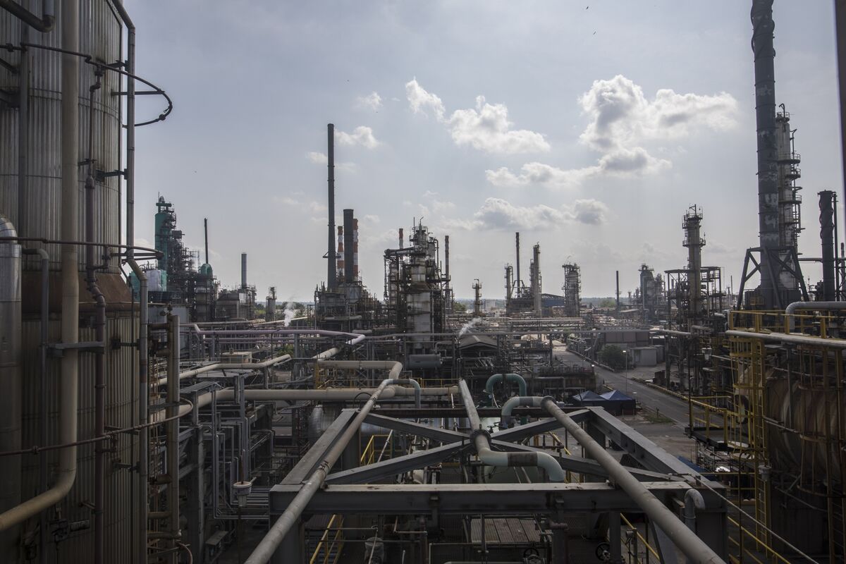 Crude Oil Prices Hold Drop as Demand Weakness Spurs Talk of Refinery ...