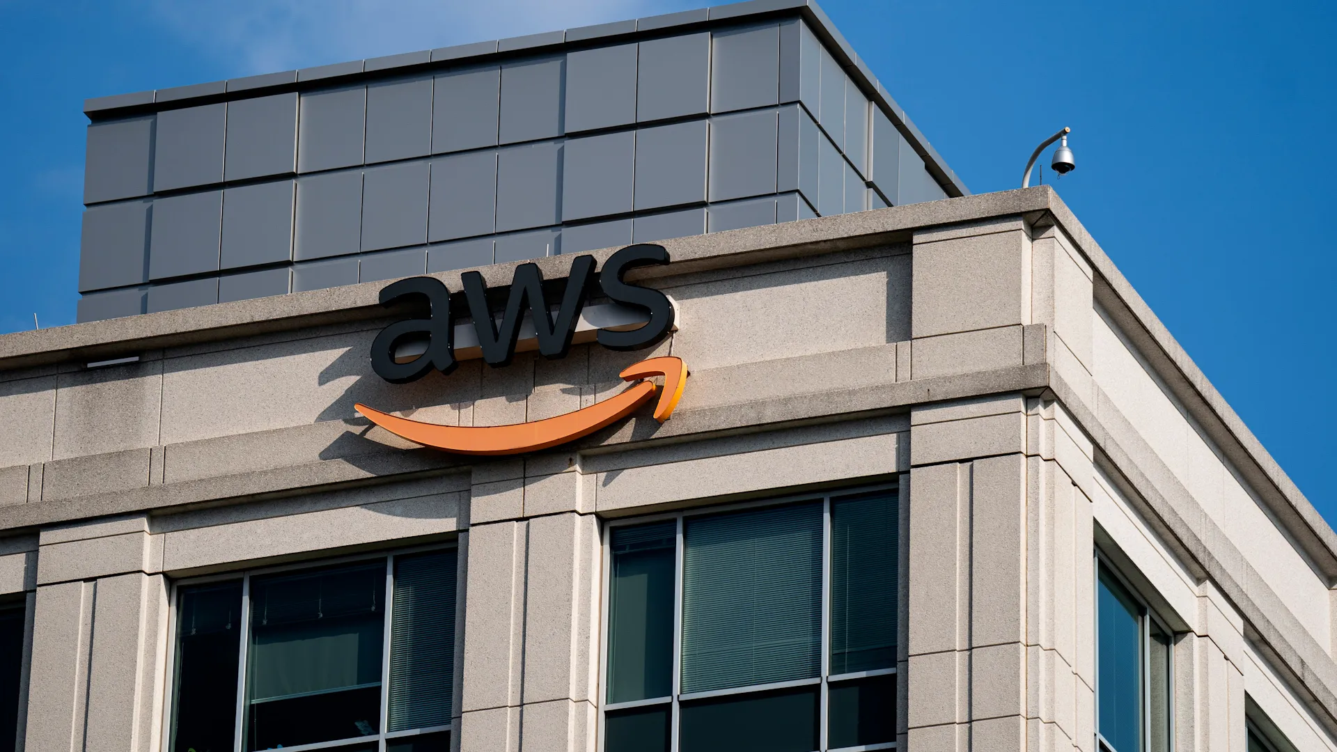 Watch How Amazon is Embracing the AI 'Chaos' - Bloomberg