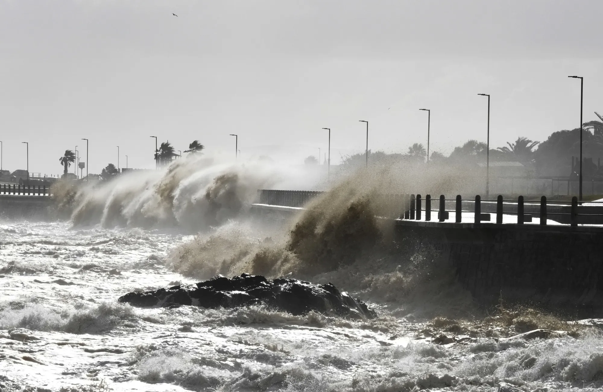 South Africa's Cape Town Hit by Torrential Rain And High Winds - Bloomberg