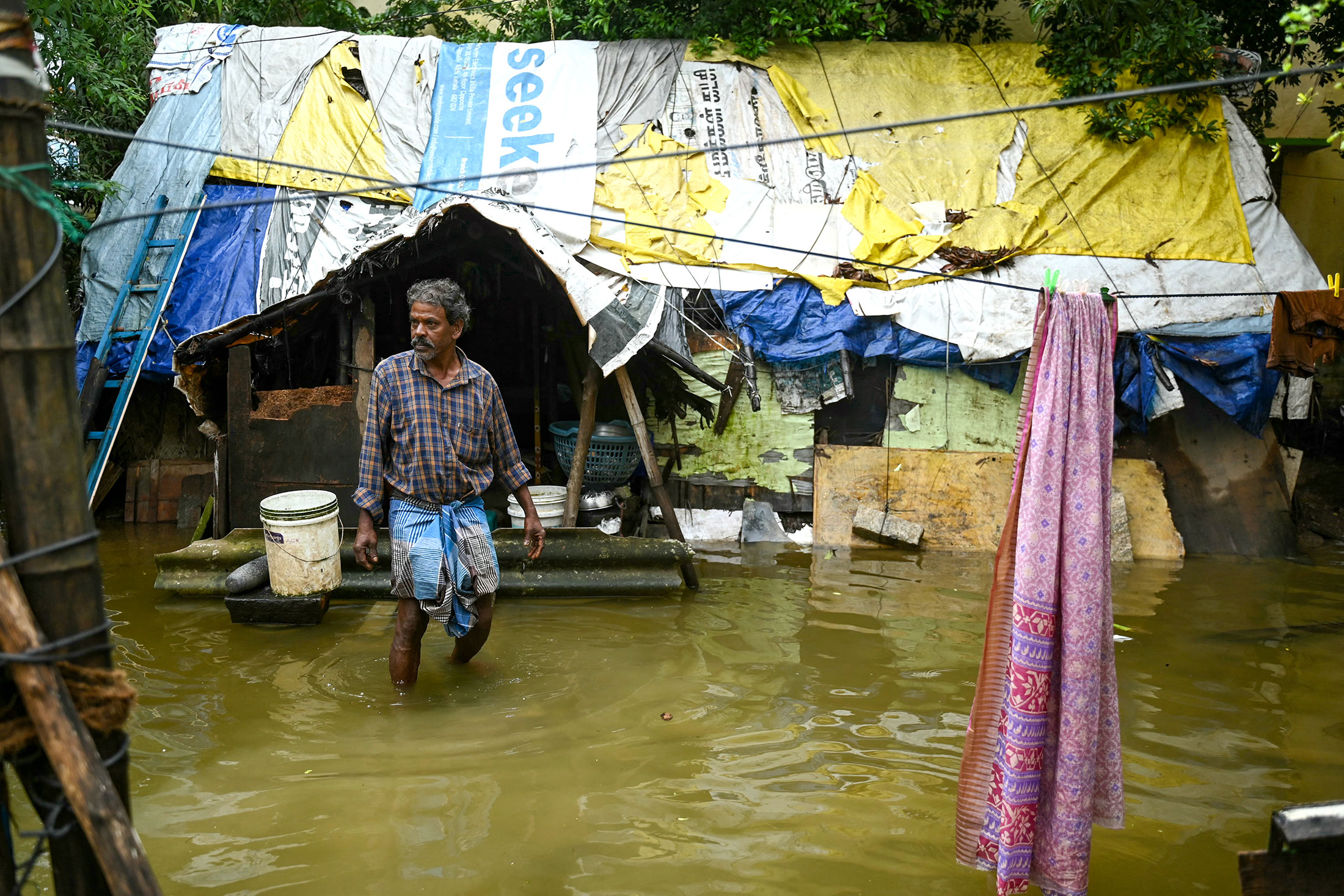 Severe Cyclone Makes Landfall in India, Eight People Killed - Bloomberg