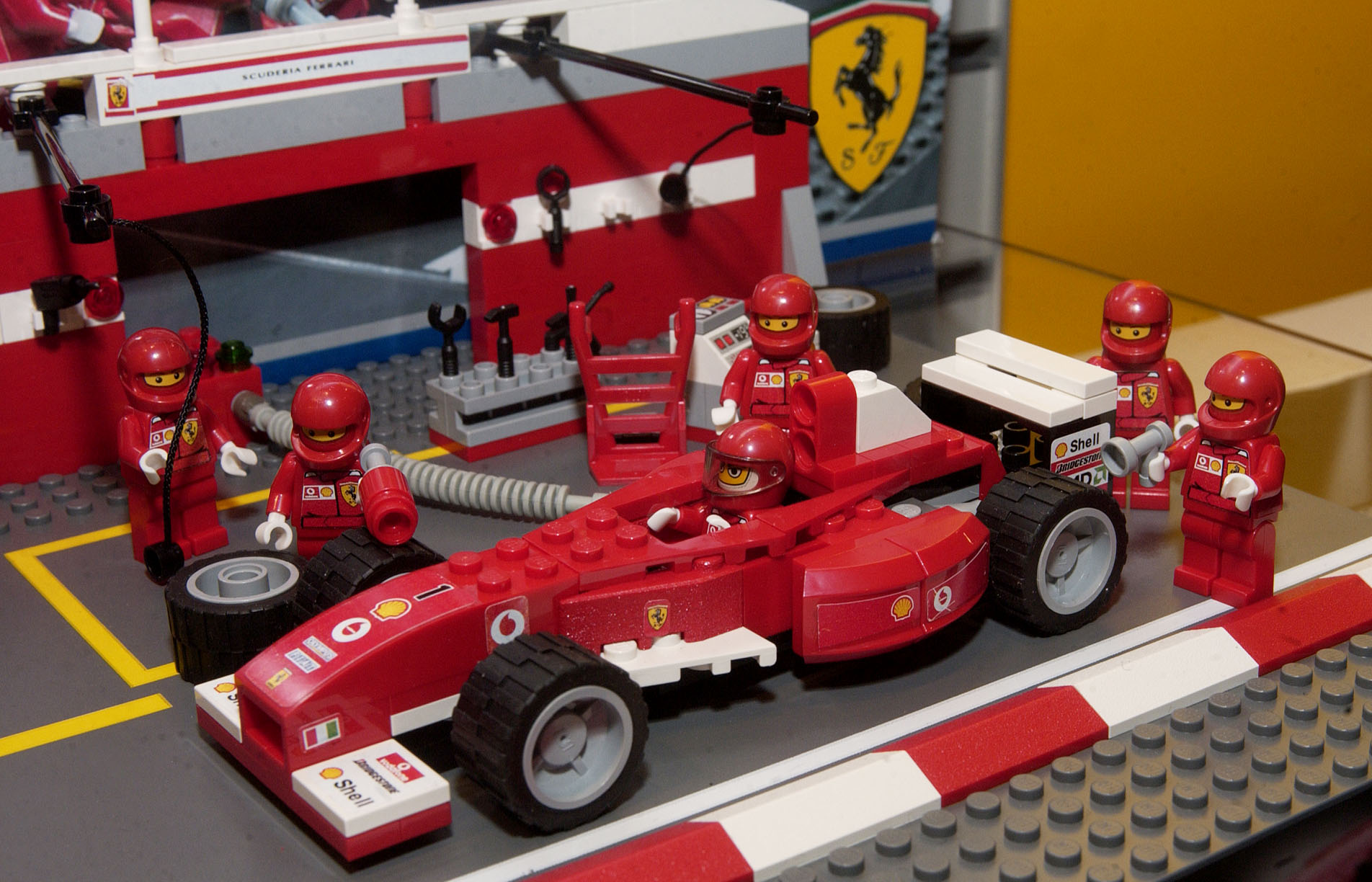 Ferrari seguirá en la F1; CEO dice carreras impulsan innovación - Bloomberg