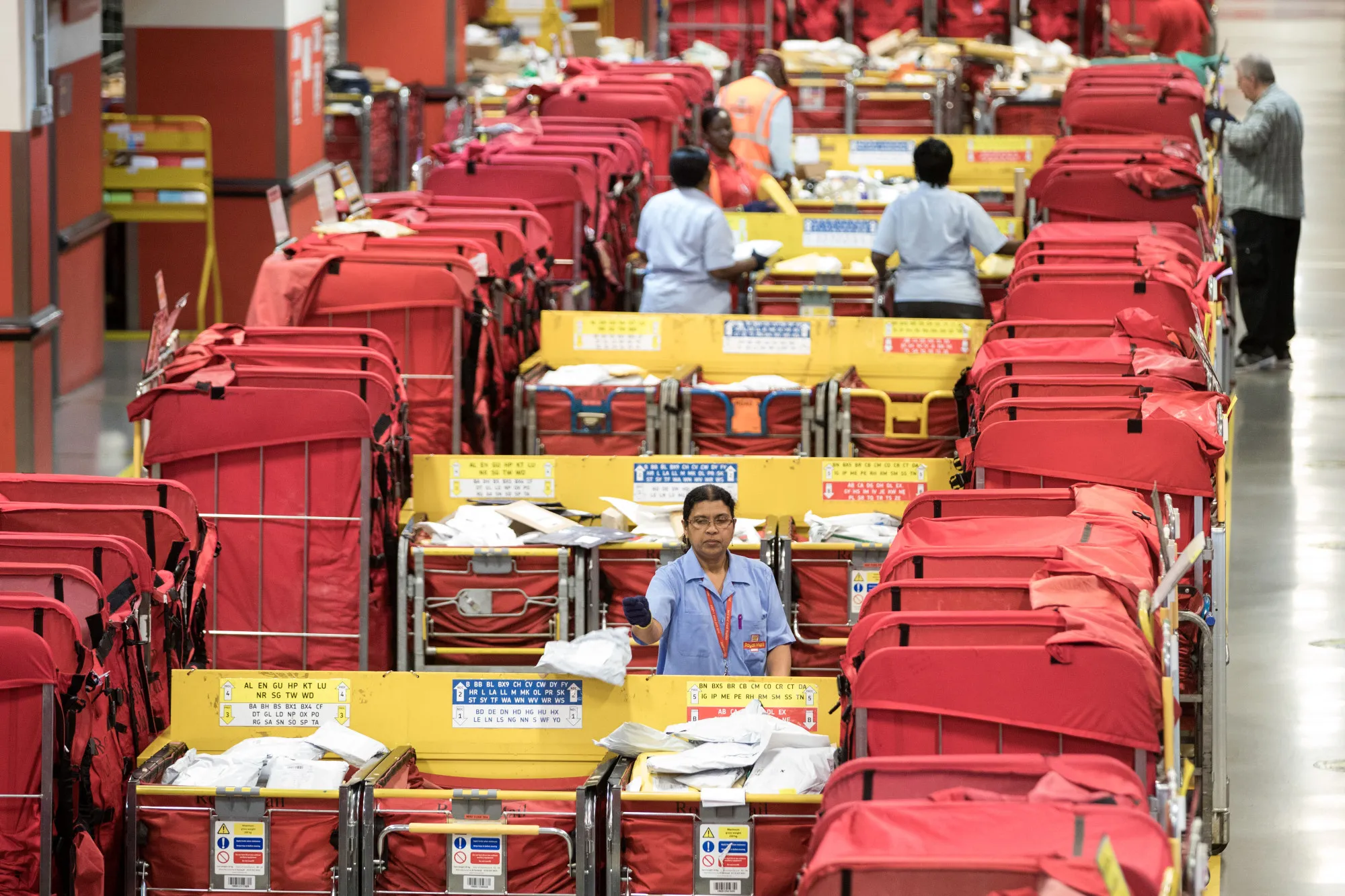 Royal Mail Faces Threat of Christmas Strike, Sunday Times Says - Bloomberg