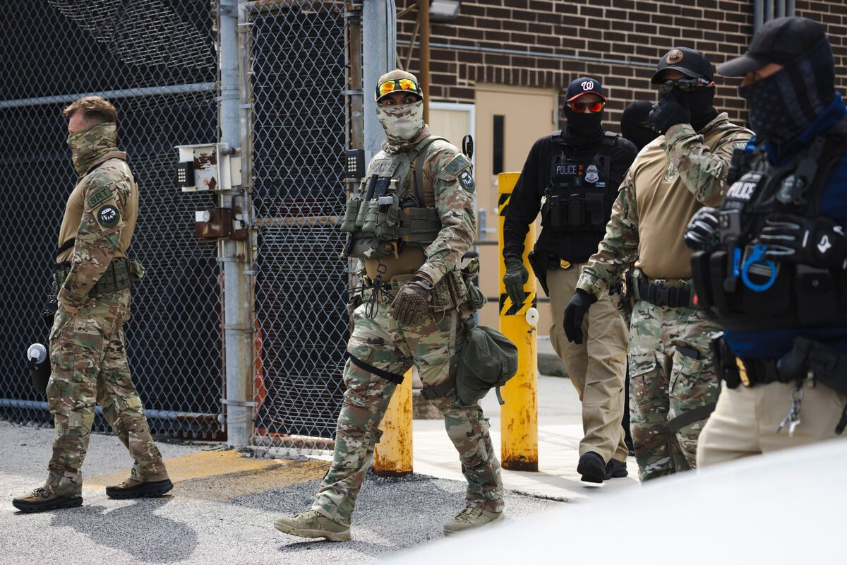 Chicago Schools Report 9,000 Fewer Students Amid ICE Raids - Bloomberg