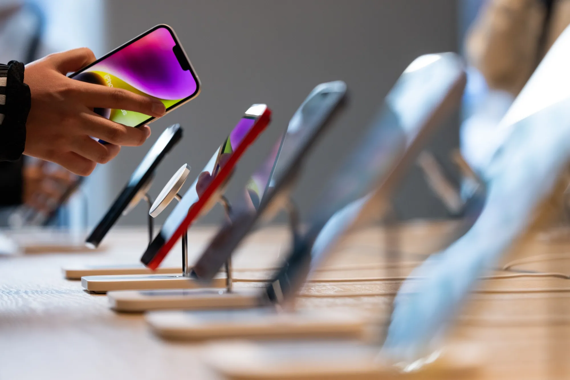 Apple (AAPL) Plans to Turn Locked iPhones Into Smart Displays With iOS ...