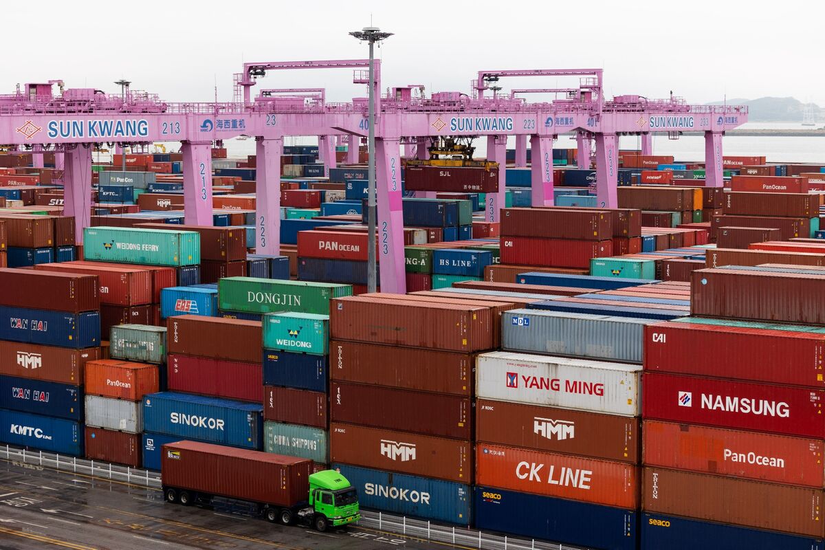 South Korean Exports Return to Growth in Boost to Outlook - Bloomberg