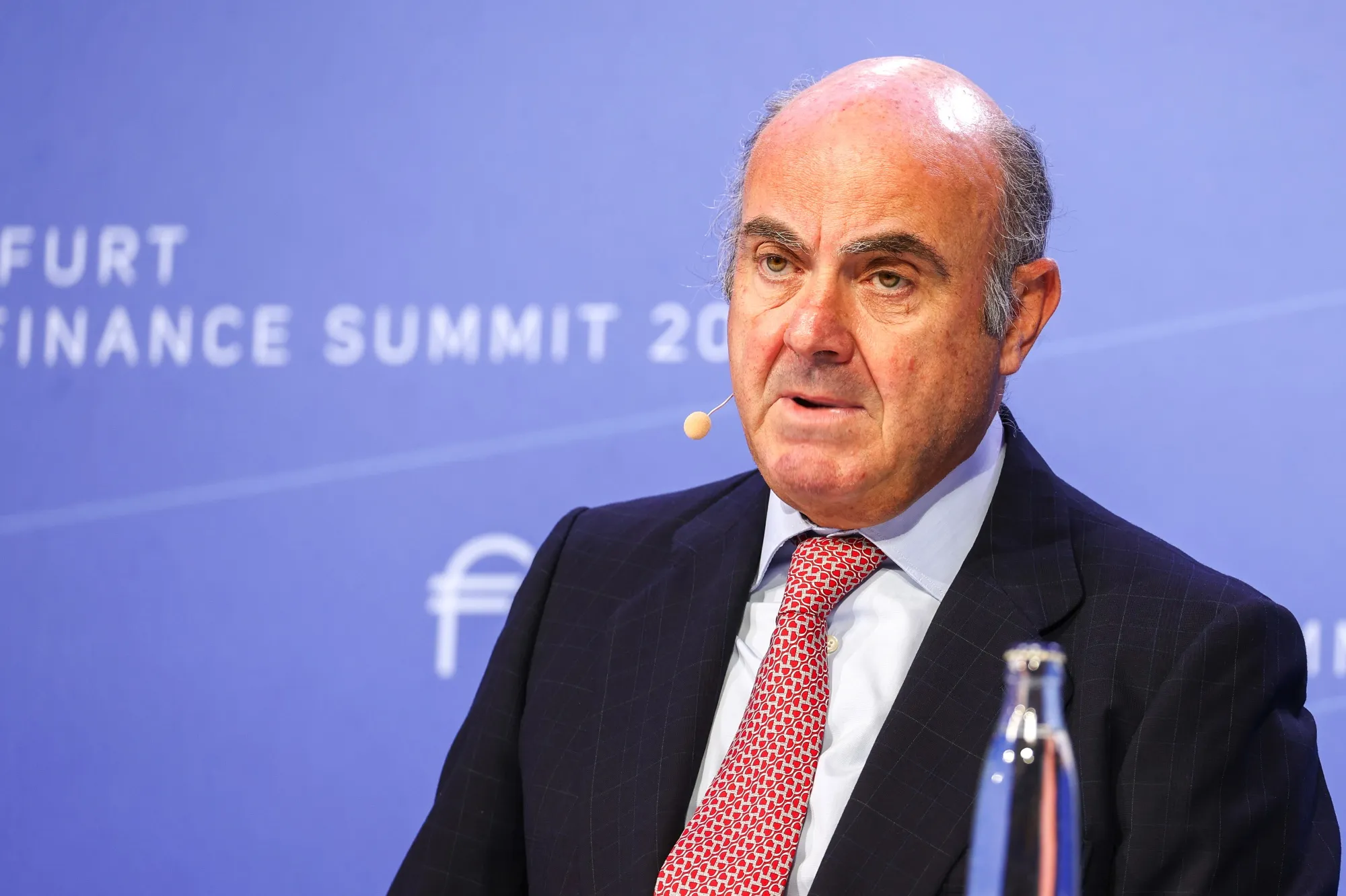 ECB’s Guindos Sees Euro Economy in a ‘Very Difficult Situation’ - Bloomberg