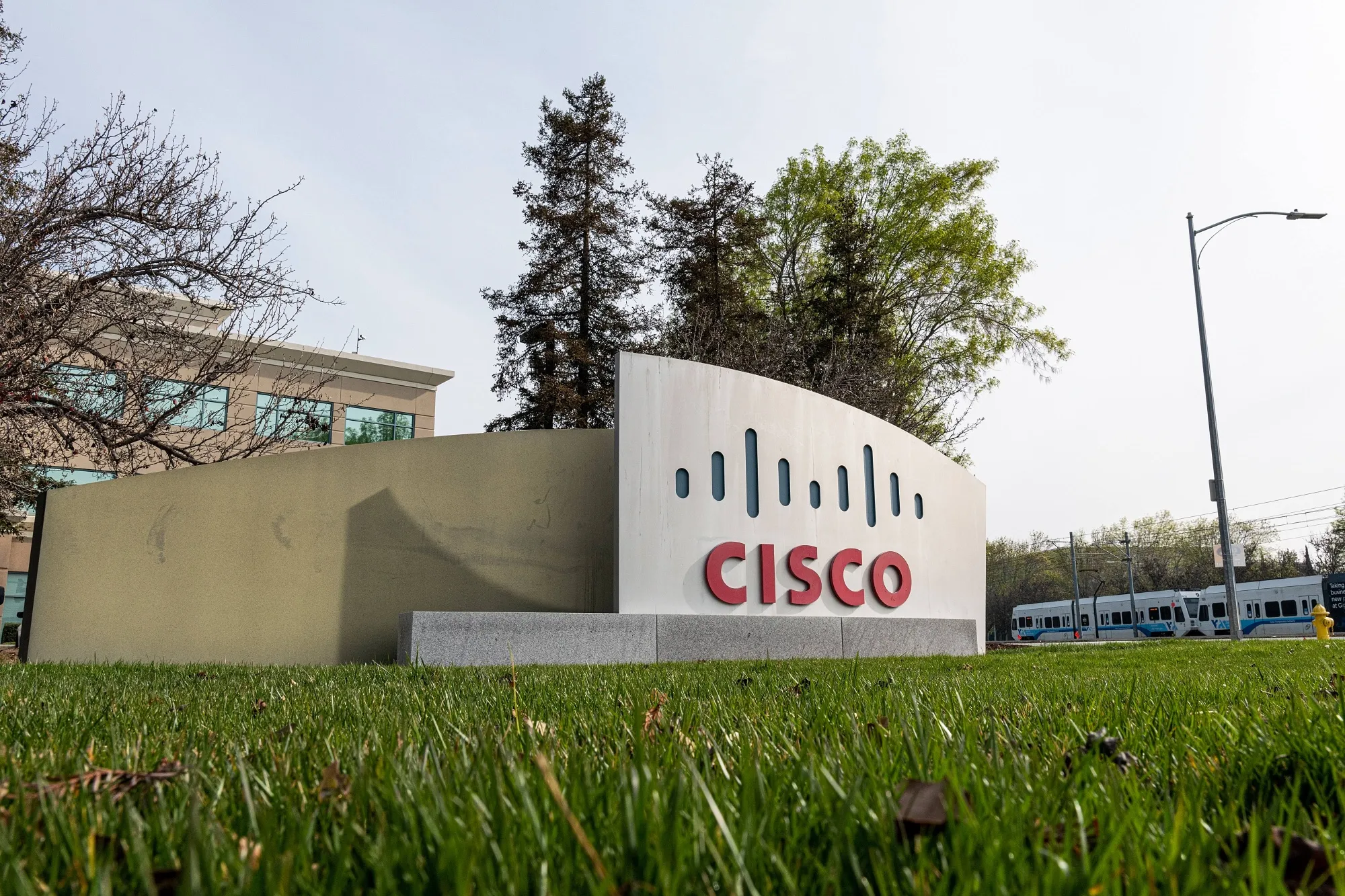 Cisco Finds Fans as Analysts See Rebound in Enterprise Spending - Bloomberg