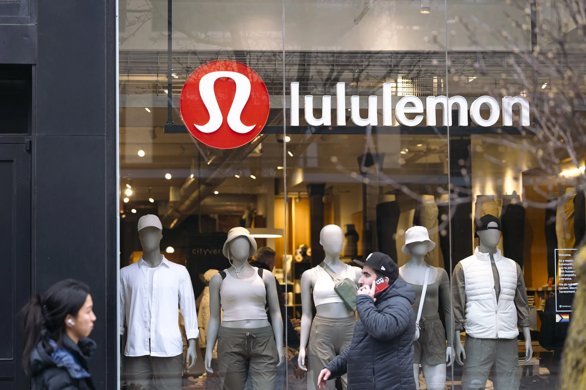 Lululemon Warns Employees Bonuses Are Likely to Be Below Target - Bloomberg
