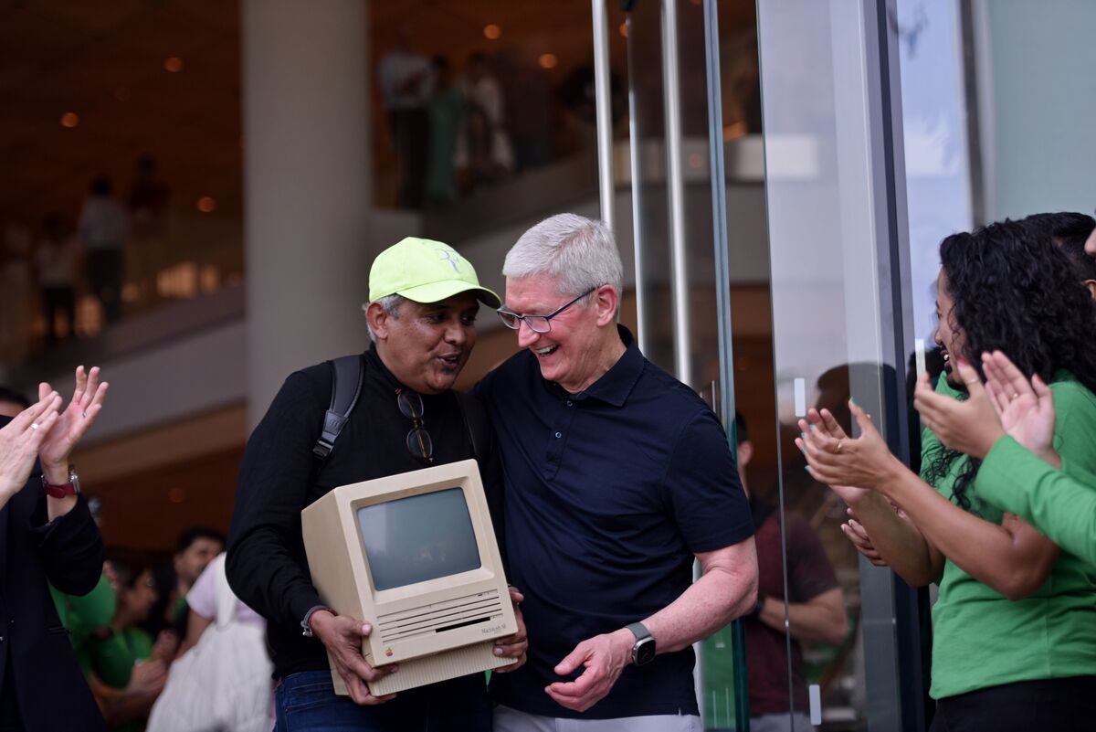 Tim Cook inaugura la primera tienda de Apple en India - Bloomberg