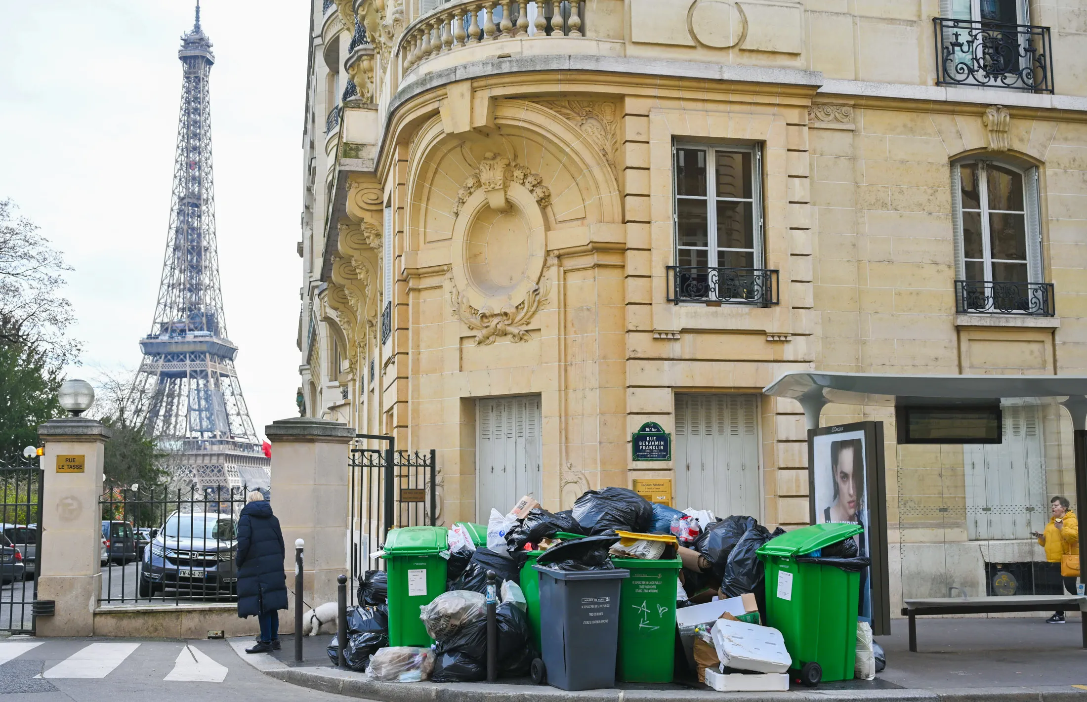 Traveling to Paris? Brace for Garbage Piles on the Streets - Bloomberg