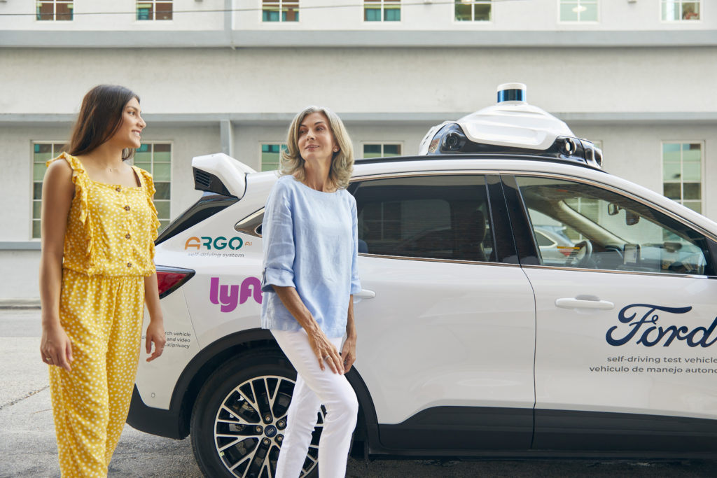Ford, Lyft and Argo Team Up to Deploy Robo-Taxis This Year - Bloomberg