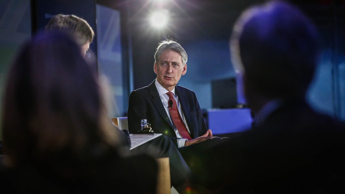 U.K.’s Hammond Appoints HSBC’s Ward as Key Economic Adviser - Bloomberg