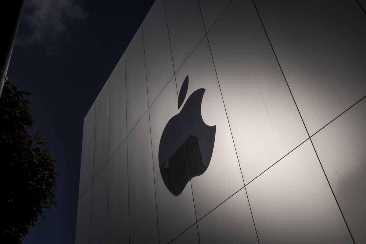 Apple Sells Jumbo 2 Billion-Euro Green Bond in Europe Debut - Bloomberg