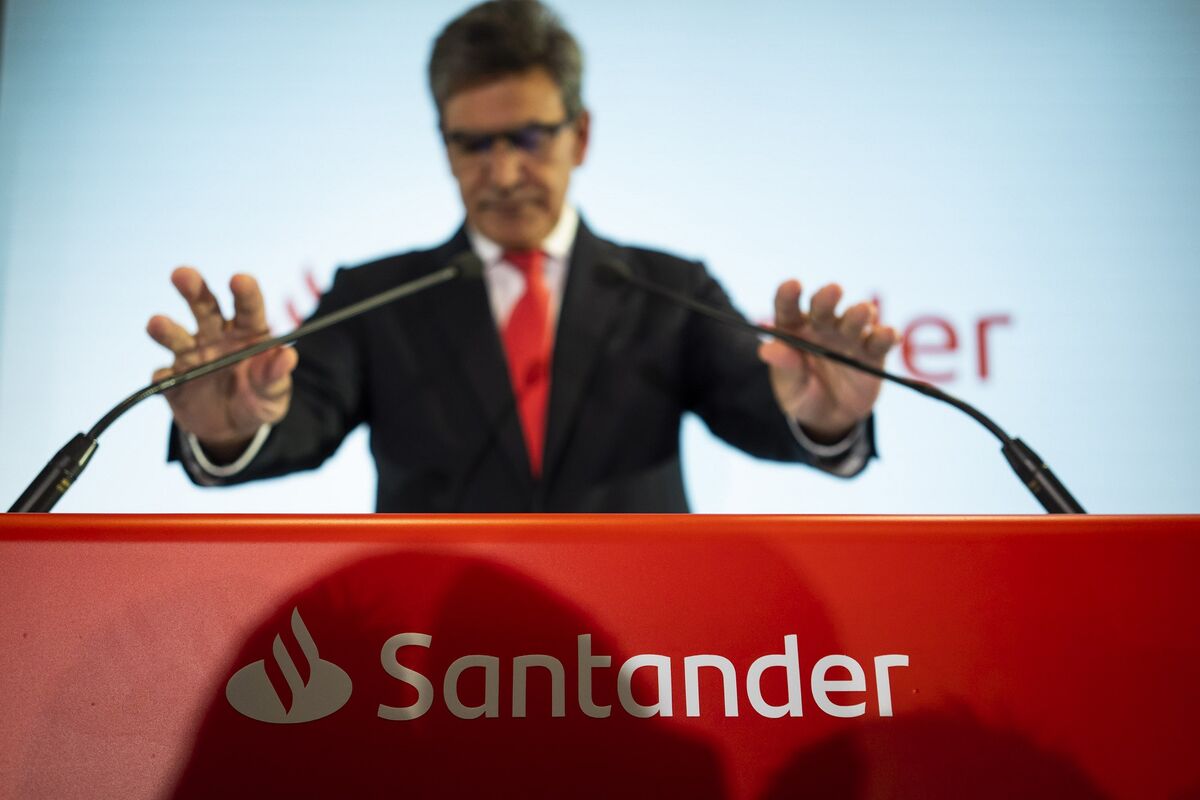 Santander Gives CoCo Bond Investors the Runaround - Bloomberg