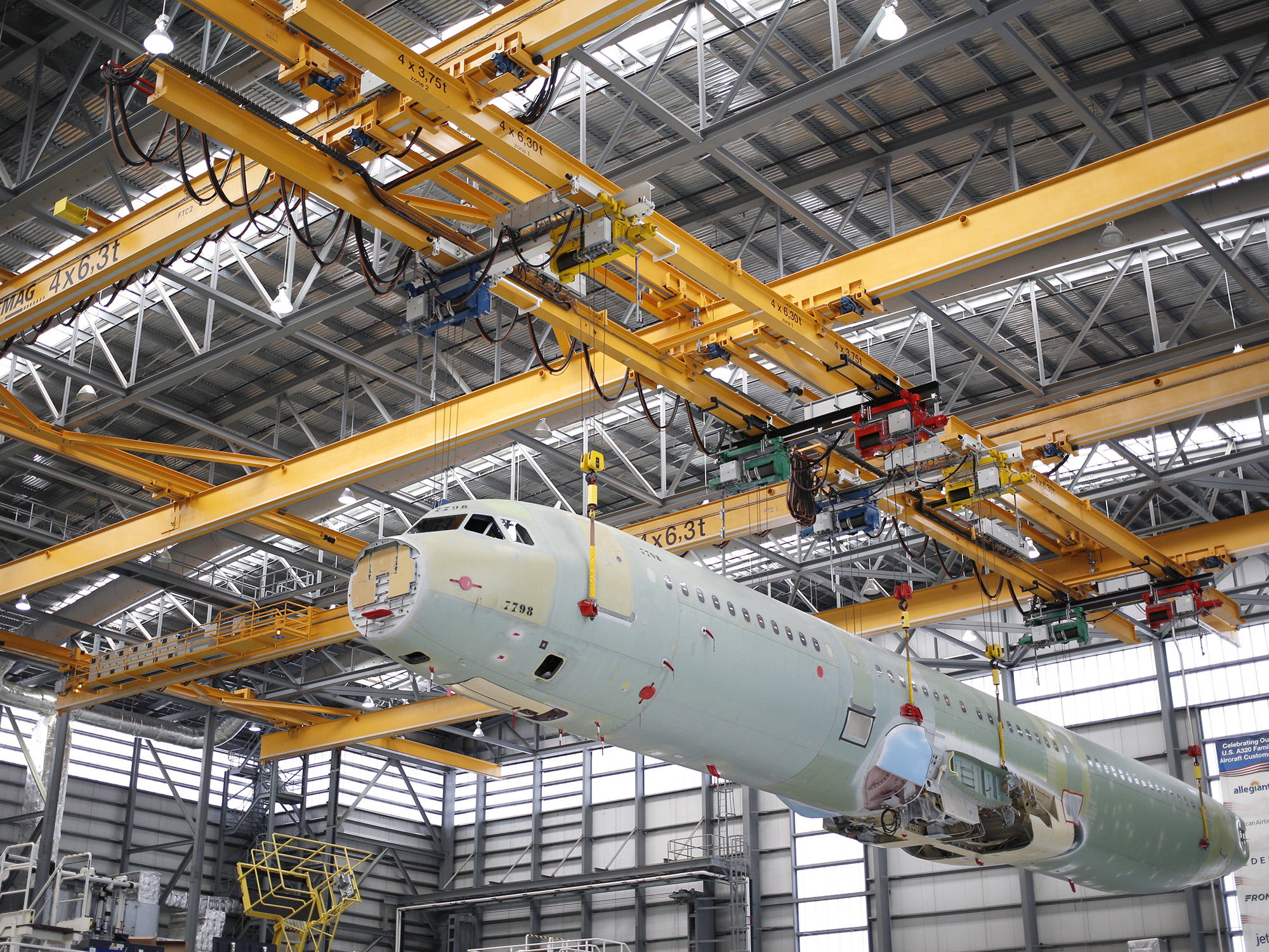 Airbus Is Studying a Longer Range A321 in Battle With Boeing - Bloomberg