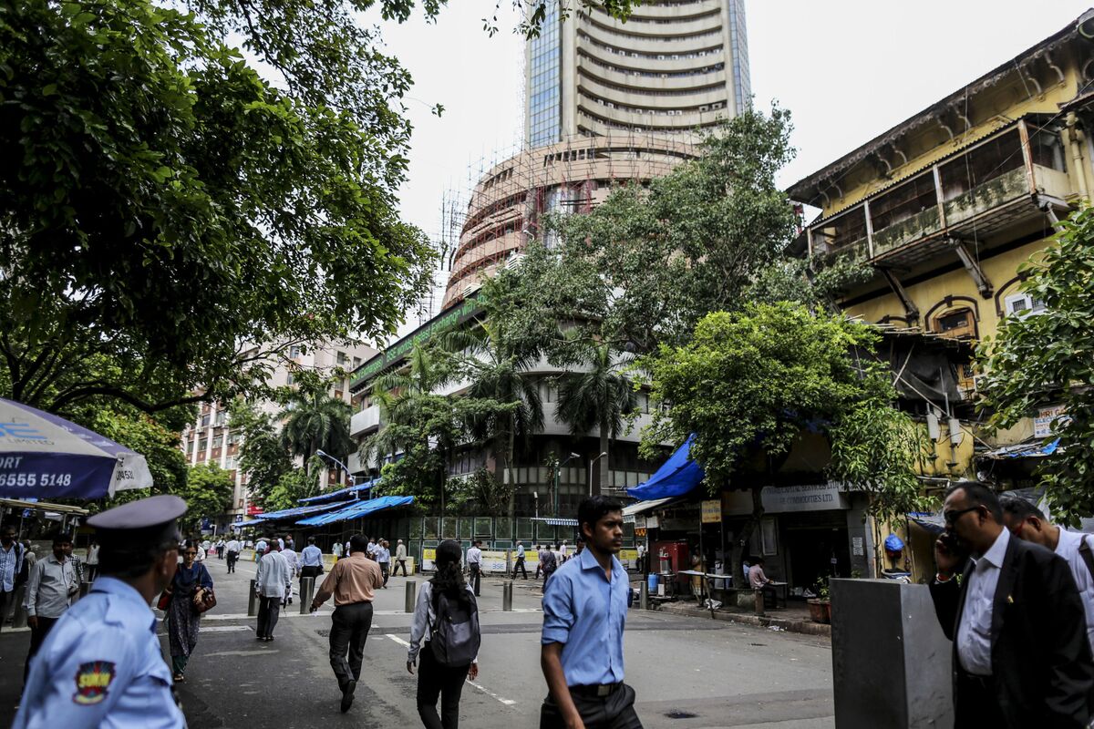 Mumbai Bond Traders Grapple With More Swings, Low Volumes - Bloomberg