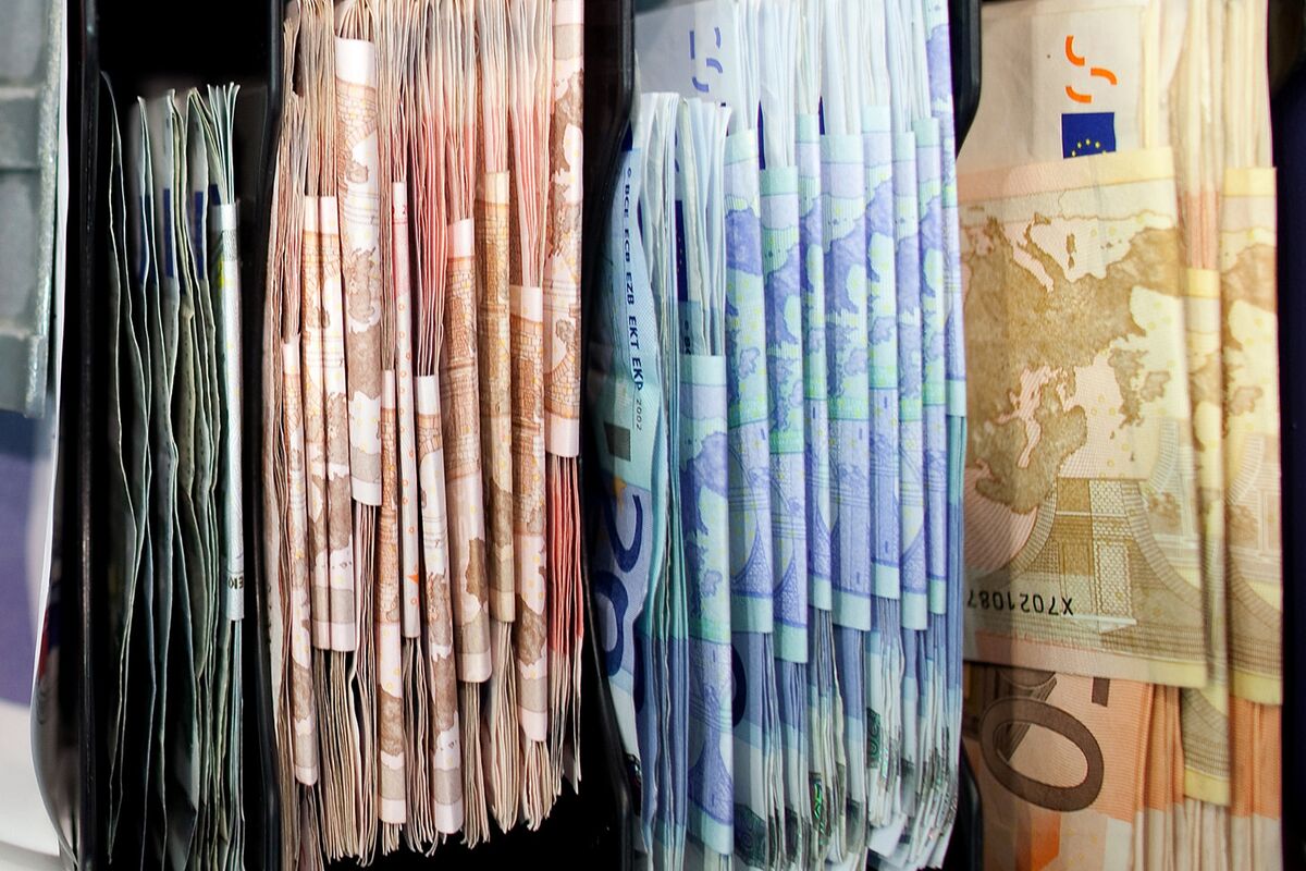 EUR/USD Euro Heads for Longest Weekly Slide Since February on ECB Rate ...