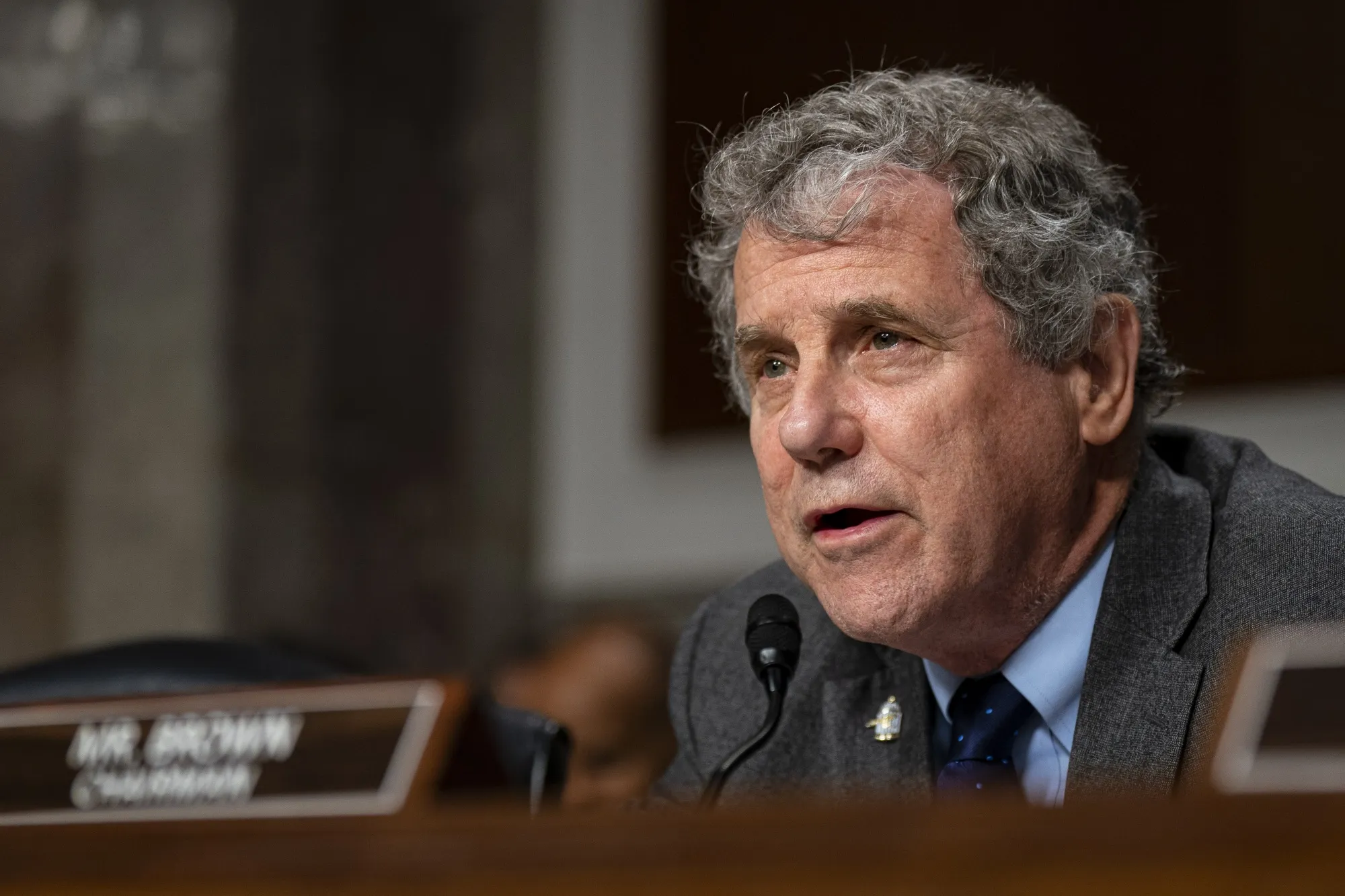 Senate Banking Chair Urges Fed to Penalize Trading Violations - Bloomberg