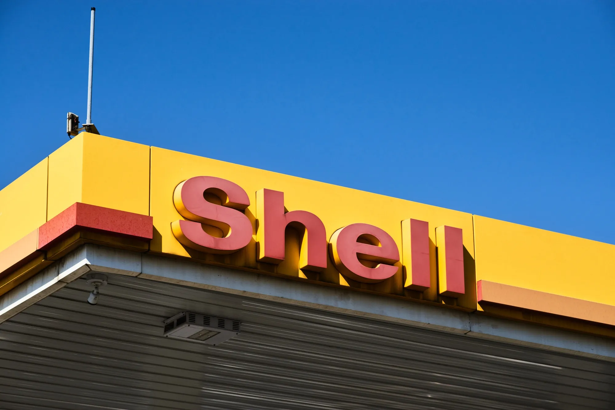 Shell recortará 20% de empleos en divisiones de petróleo y gas - Bloomberg