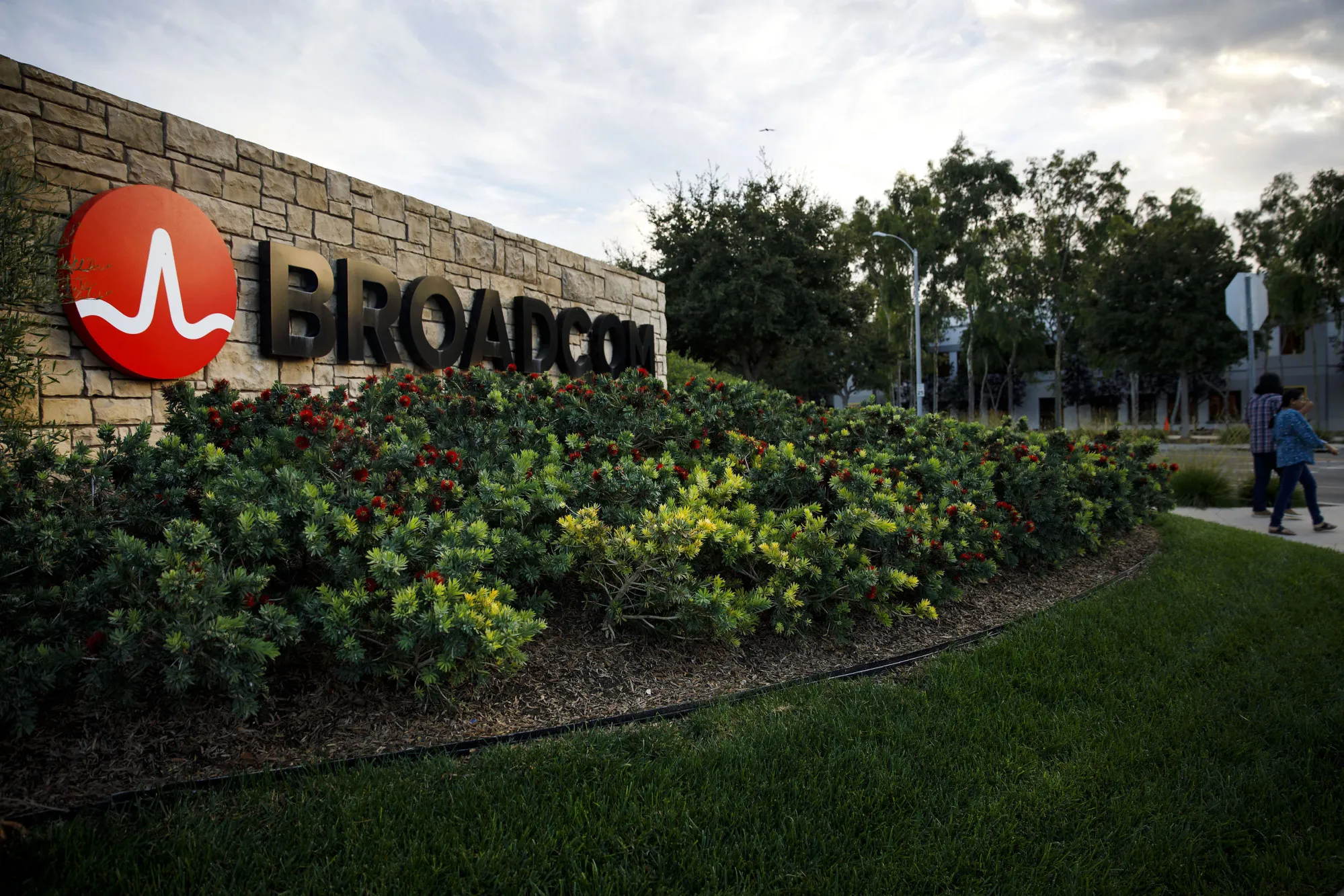 Broadcom Falls After Chip Sales Miss IPhone-Fueled Expectations - Bloomberg