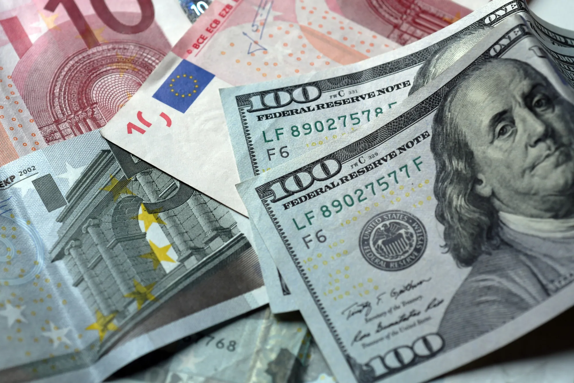 The Euro s Ascent Won t Knock the Dollar Off Its Perch Bloomberg