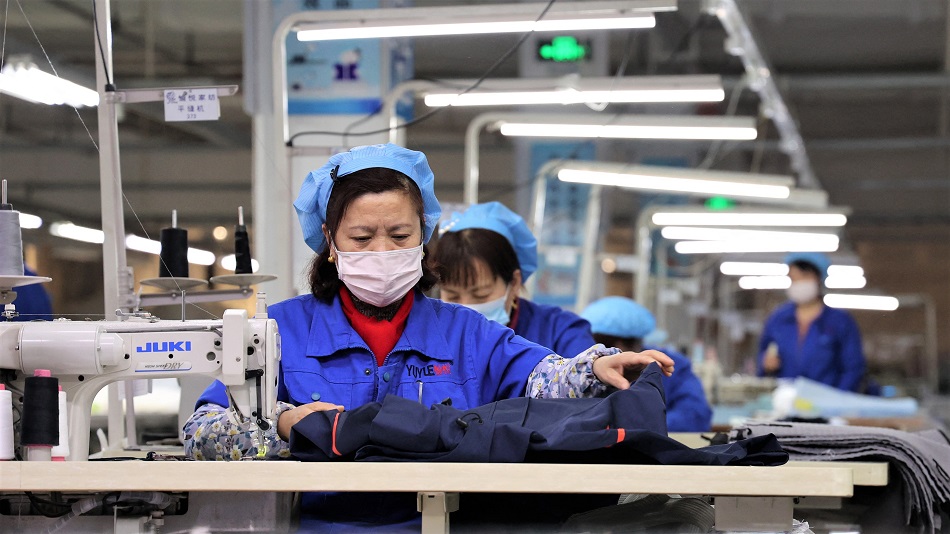 Watch China Manufacturing Loses Steam as Growth Risks Mount - Bloomberg