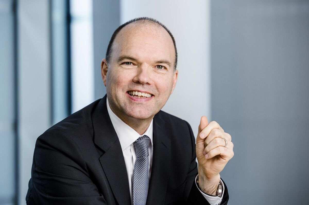 New Vodafone CEO Needs ‘Safe Pair of Hands’ for Deals, Rivalry - Bloomberg