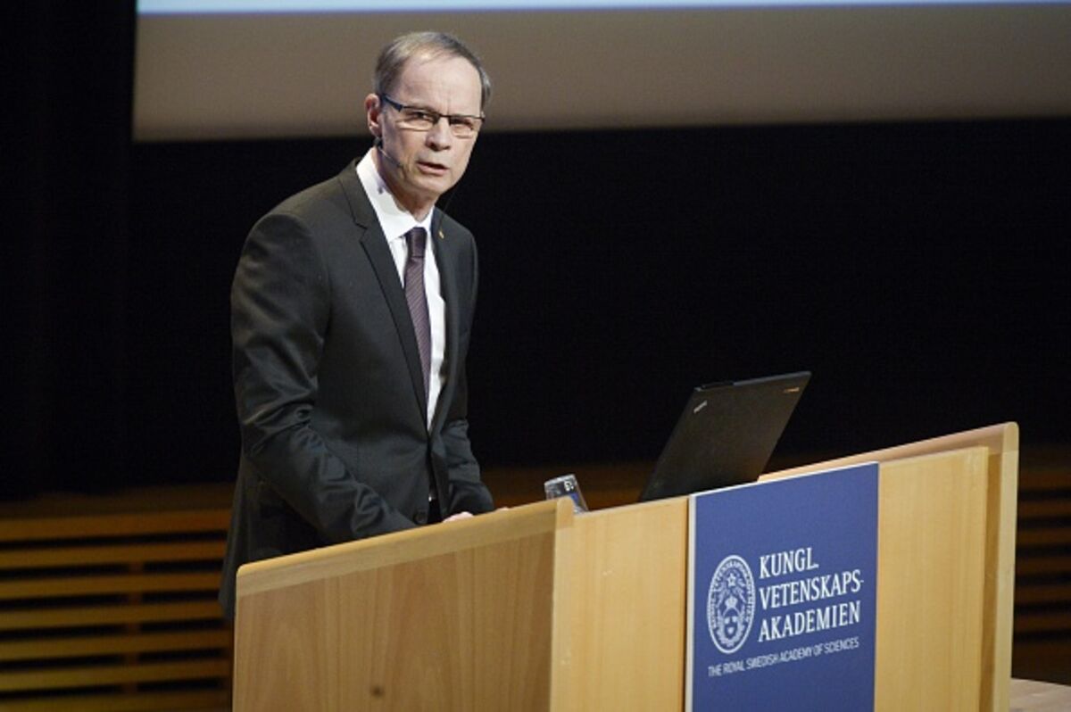 Five Economists Who Deserve Nobels - Bloomberg