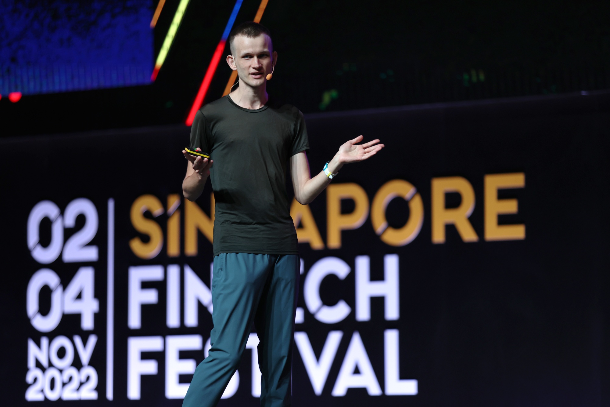 Ethereum’s Vitalik Buterin Says Elon Musk’s Twitter May Face More Competition - Bloomberg