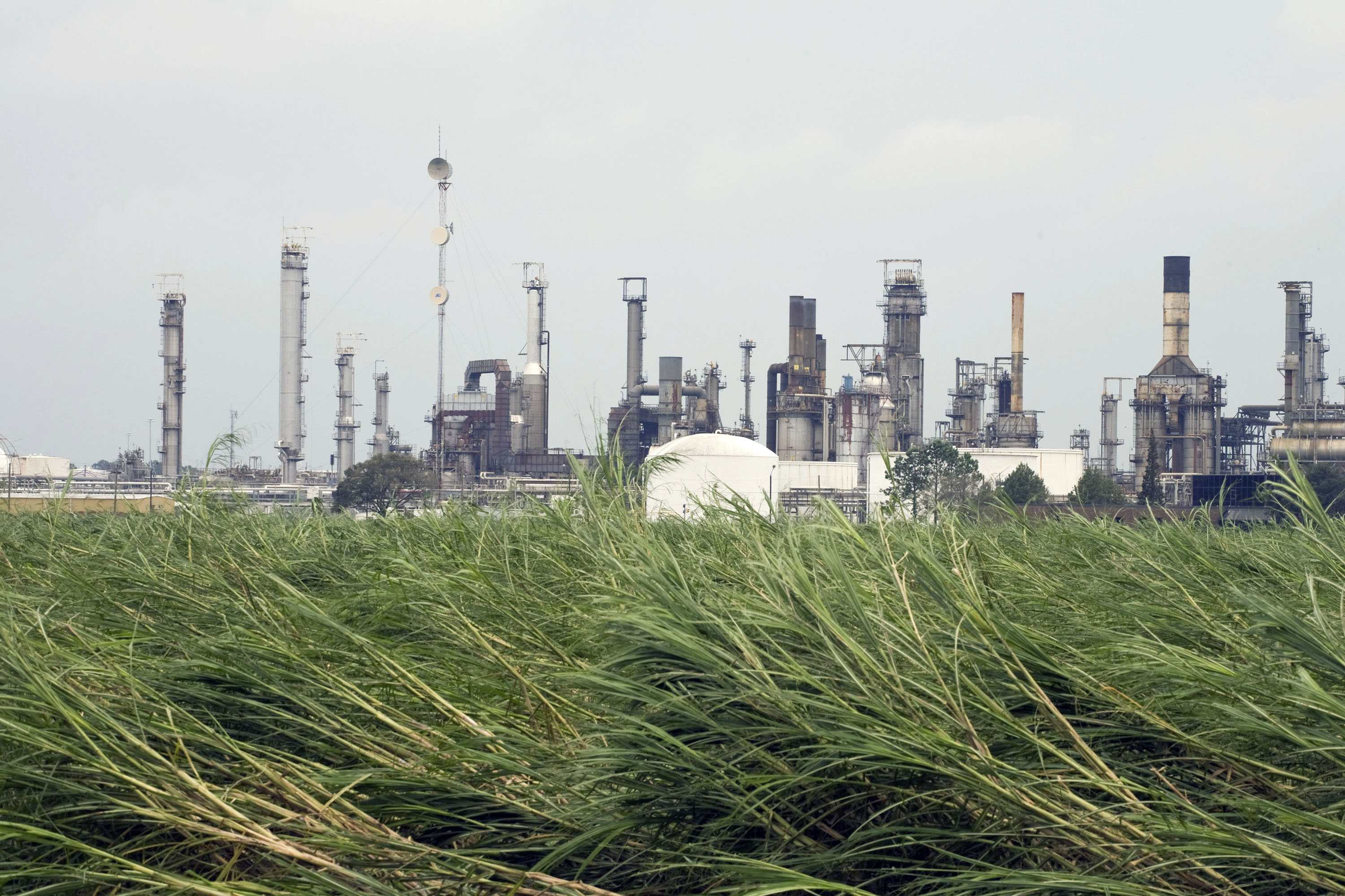 Shell to Shut Louisiana Refinery After Failing to Find a Buyer - Bloomberg