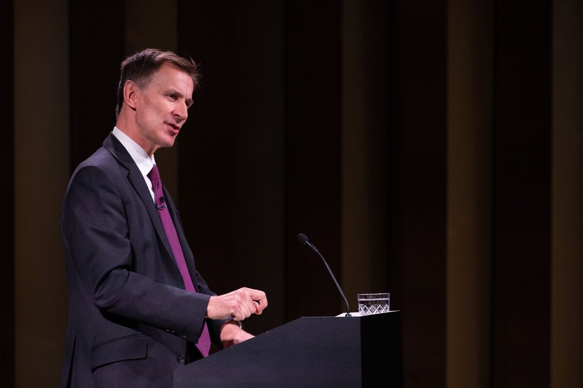 Hunt Plans Pensions Overhaul to Stop Doctors Leaving UK’s NHS - Bloomberg Hunt Plans Pensions Overhaul to Stop Doctors Leaving UK’s NHS - Bloomberg