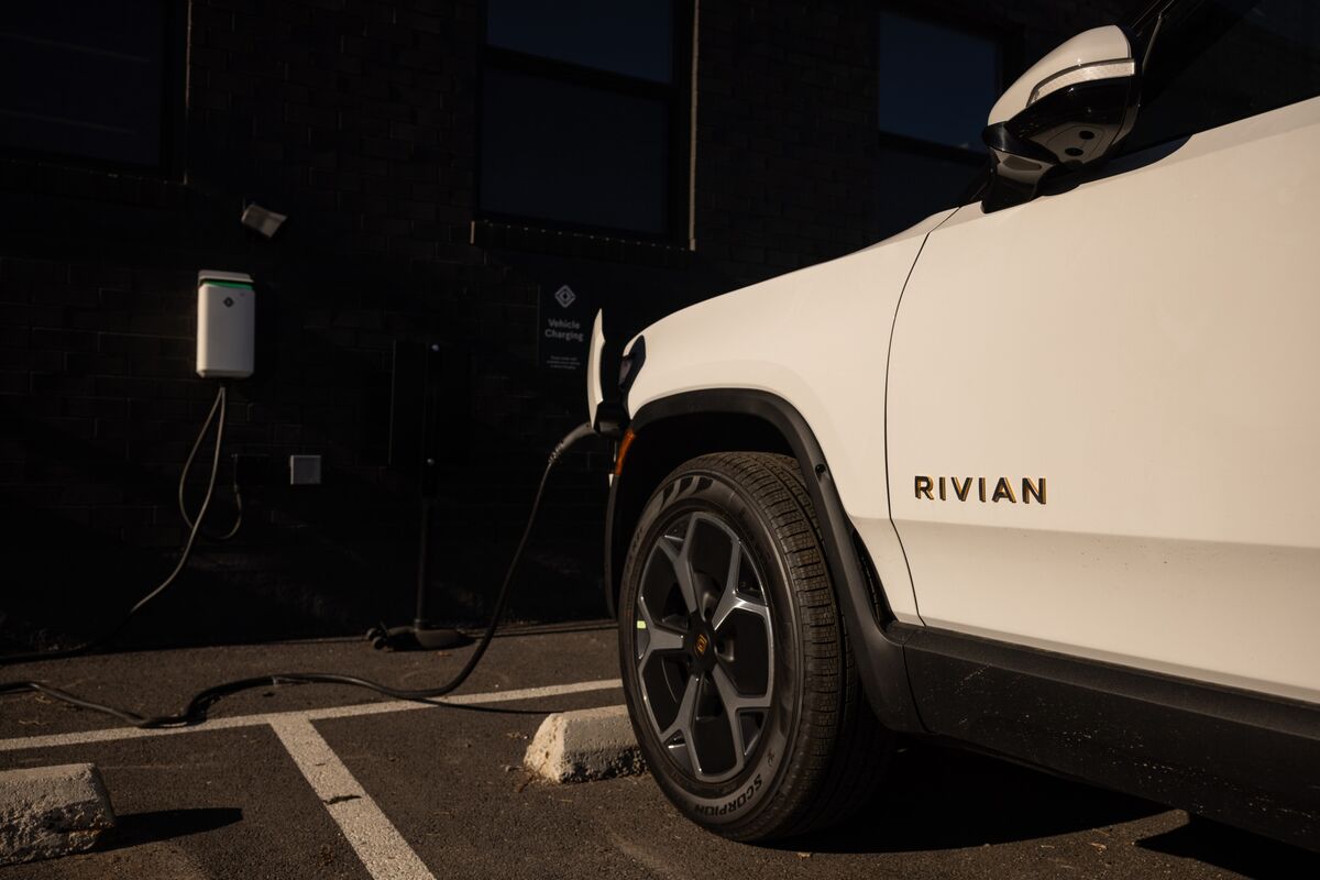 Rivian Sees Flat Production This Year, Higher Output in 2025 - Bloomberg