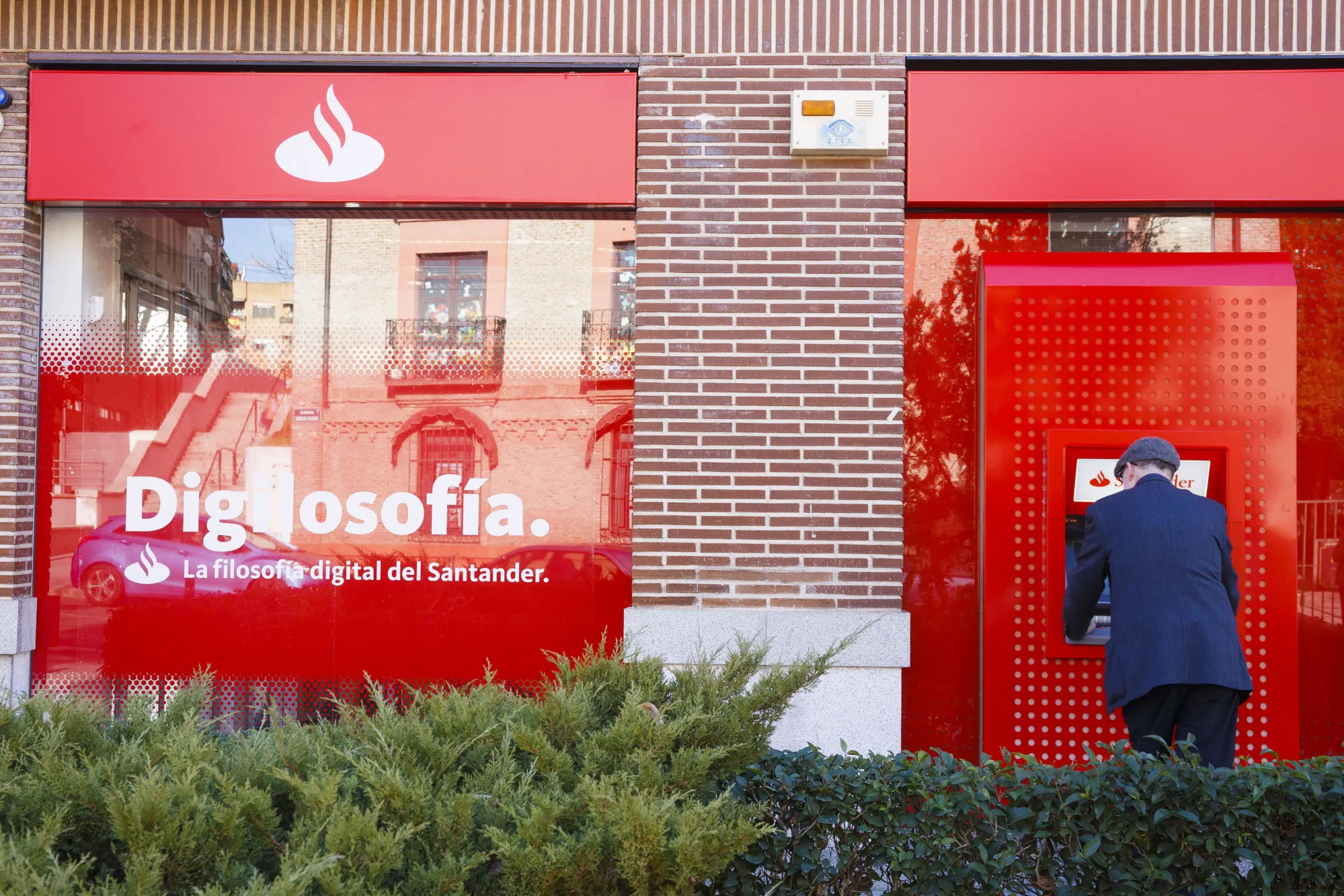 Santander Readies Digital-Banking Platform for U.K. Businesses - Bloomberg