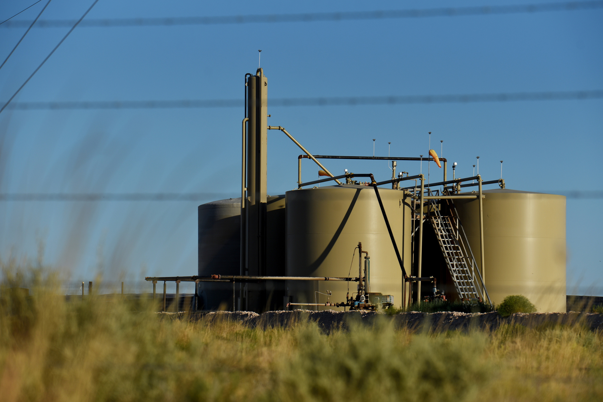 Oil Rises as U.S. Again Sanctions Iran, Russia Cuts Production - Bloomberg