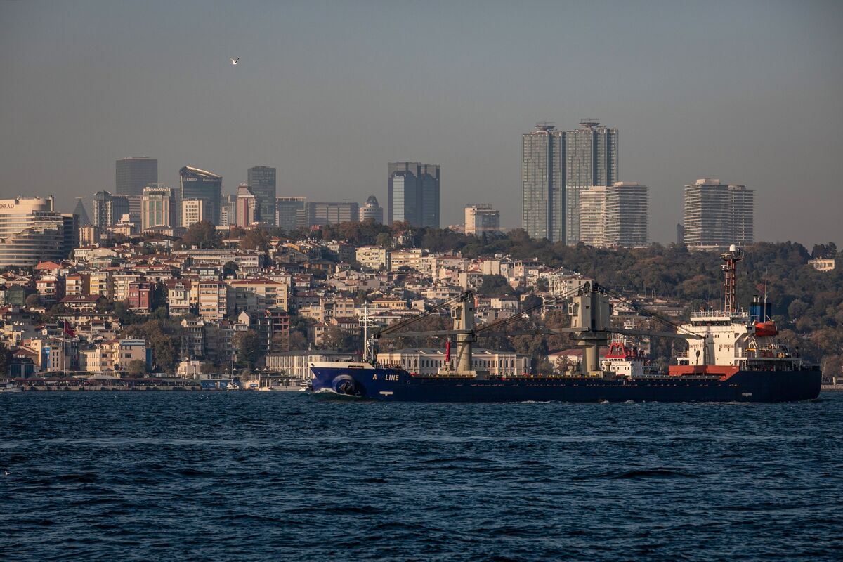 Turkish to Demand Oil Tankers Passing Bosphorus to Be Insured - Bloomberg