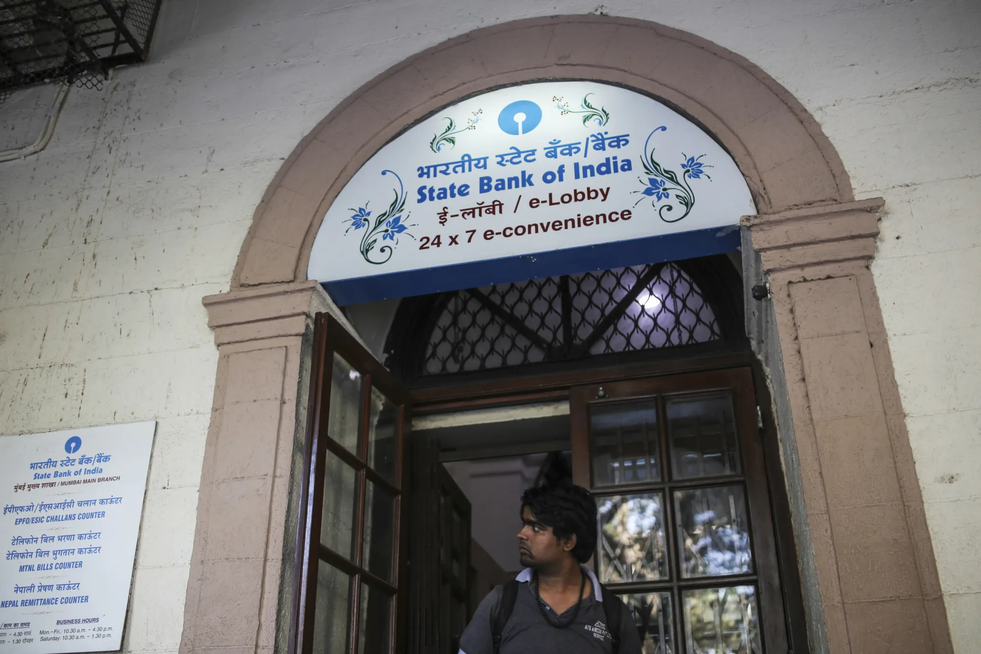 One Million Indian Bank Employees Go on Strike in Pay Dispute - Bloomberg