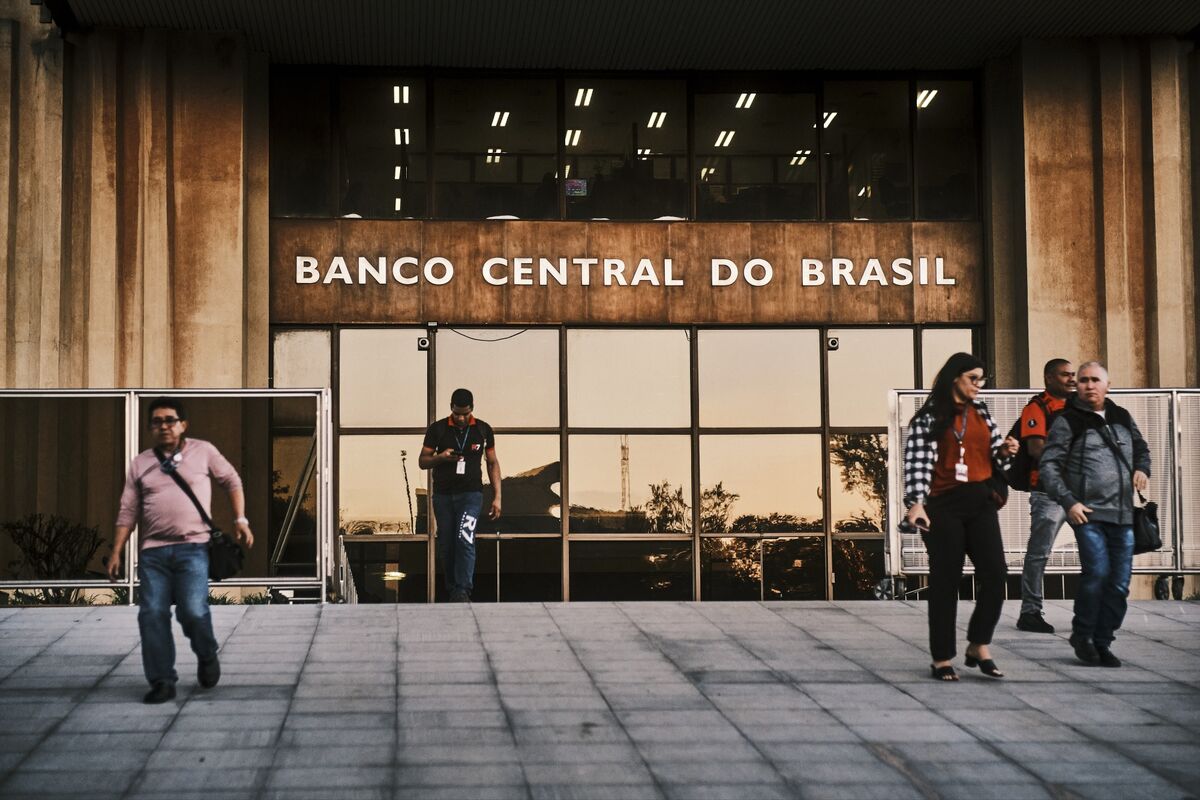 Brazil Central Bank Raises Growth Forecasts as Economy Simmers - Bloomberg