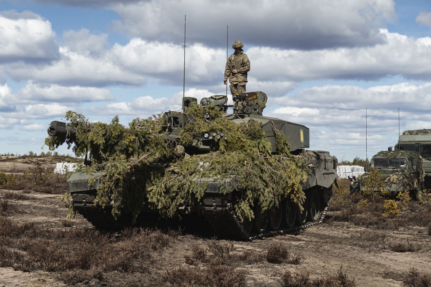 UK Considering Sending Challenger 2 Battle Tanks to Ukraine, Officials ...