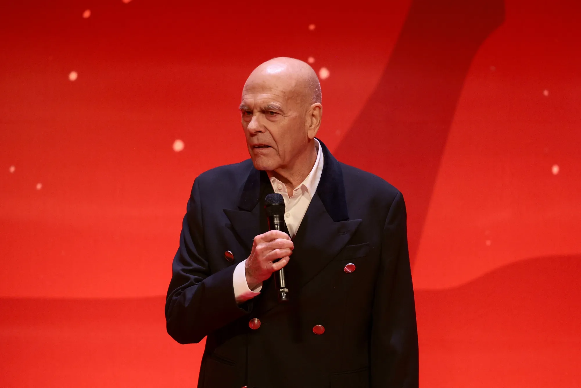 Adviser Who Became Billionaire Guiding Family’s Fortune Retires - Bloomberg