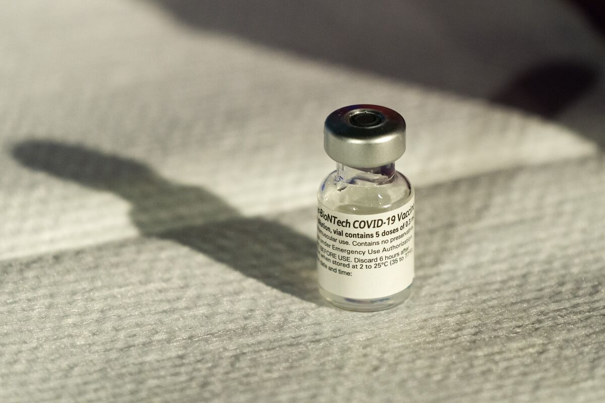 Japan Seeks Mid-February Pfizer Vaccine Approval, Minister Says - Bloomberg