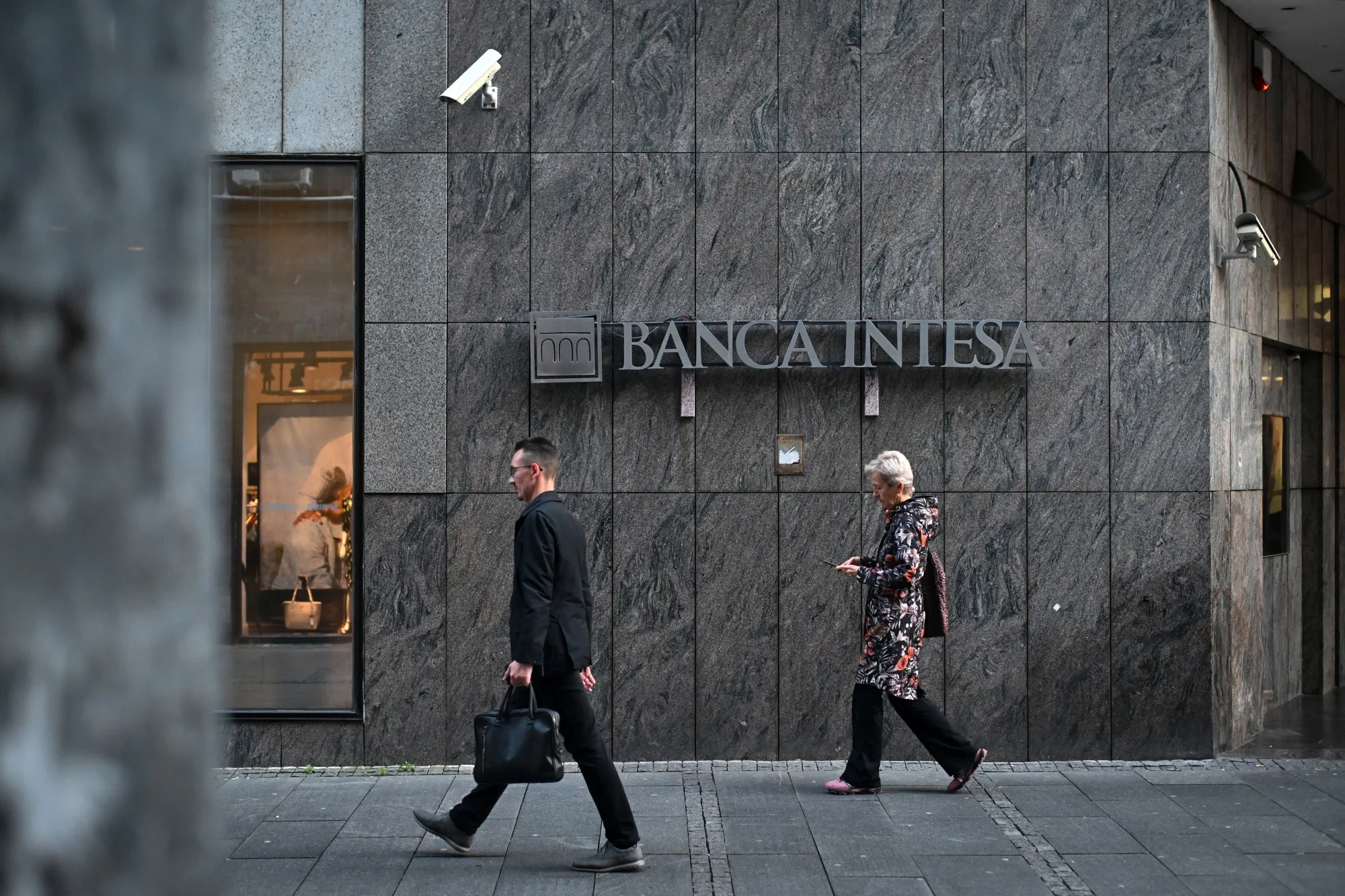 Intesa Seals SRTs on $4.8 Billion in US Corporate and ESG Loans - Bloomberg