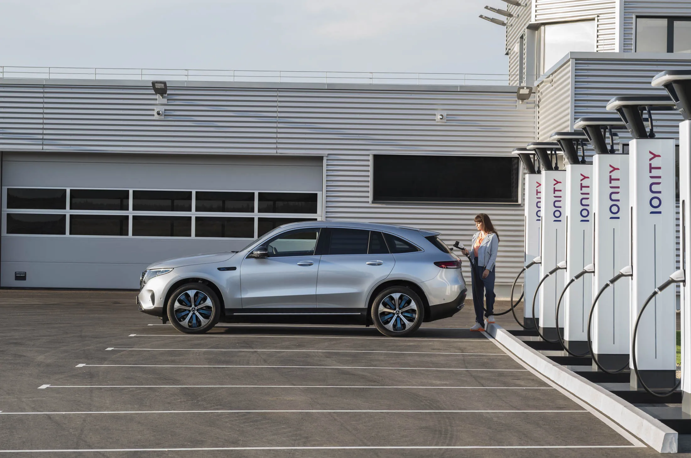 Mercedes Benz EQ 400 SUV Pictures Specs Bloomberg