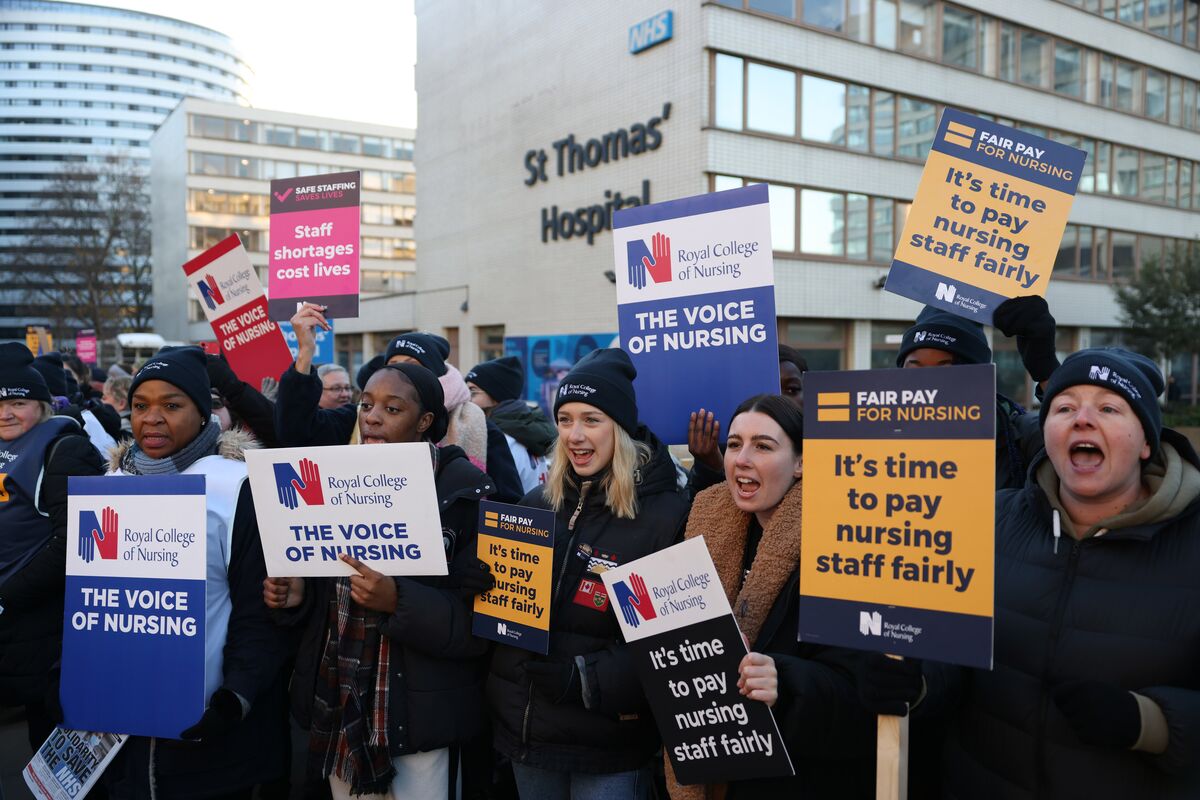 UK Nurses on Strike Say They’re Forced to Eat Patients’ Food - Bloomberg
