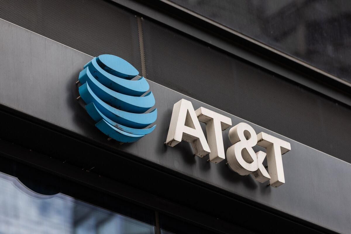 AT&T (T) Human Resources Chief Angela Santone to Leave Amid ...
