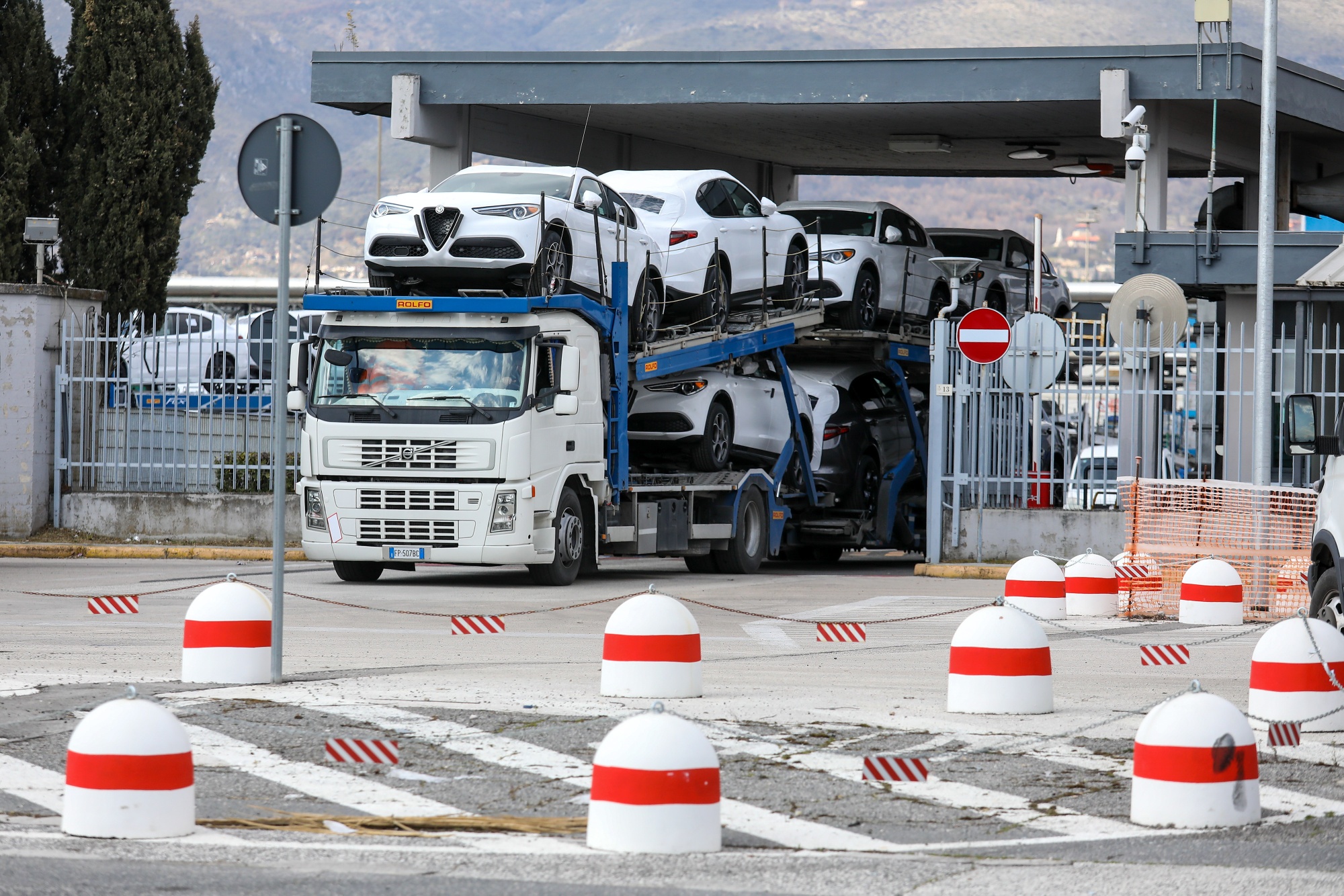 Stellantis (STLA) Looks to Own Workers to Combat Truck-Driver Shortage ...