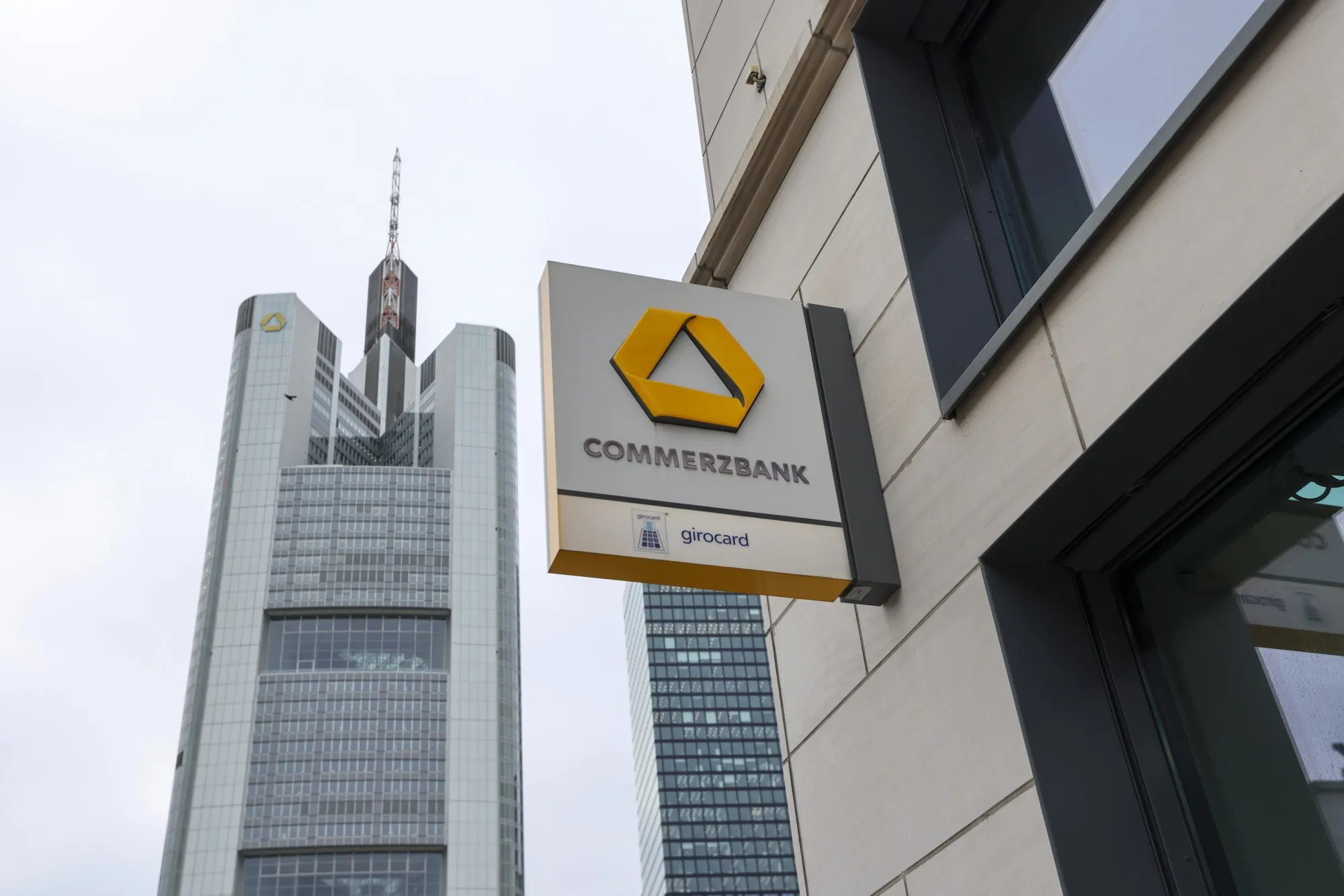 Gobierno alemán no venderá acciones de Commerzbank por ahora - Bloomberg
