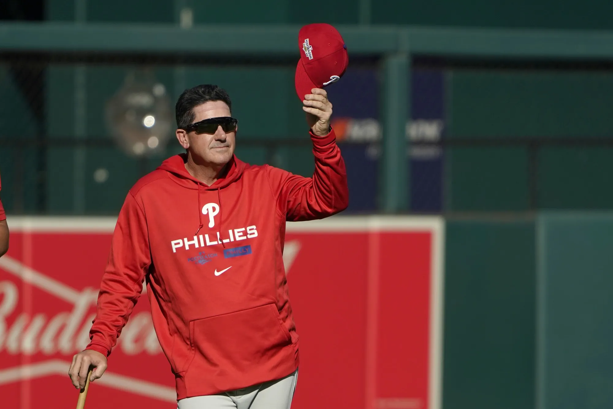 Thomson Signs 2-year Deal to Remain as Phillies Manager - Bloomberg