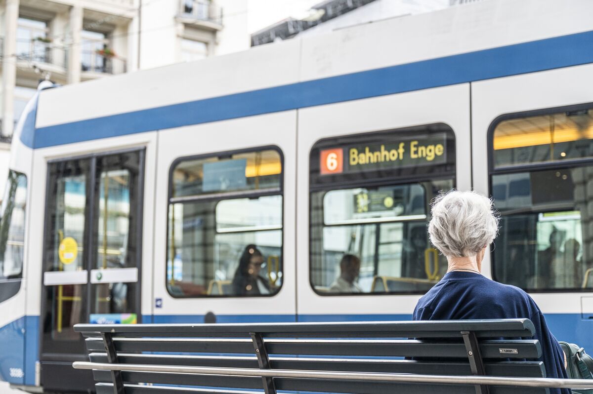 Swiss Public Transport May Start to Shun Cash Payments, SNB Says ...