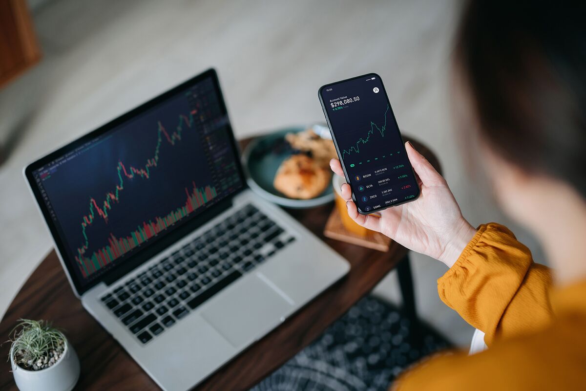 Consumer Optimism About Stocks Hits Three-Year High, NY Fed Survey ...